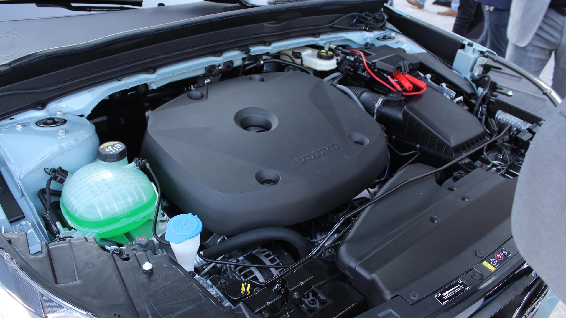 Volvo XC40 फेसलिफ्ट भारतात लॉन्च ; पाहा फोटो